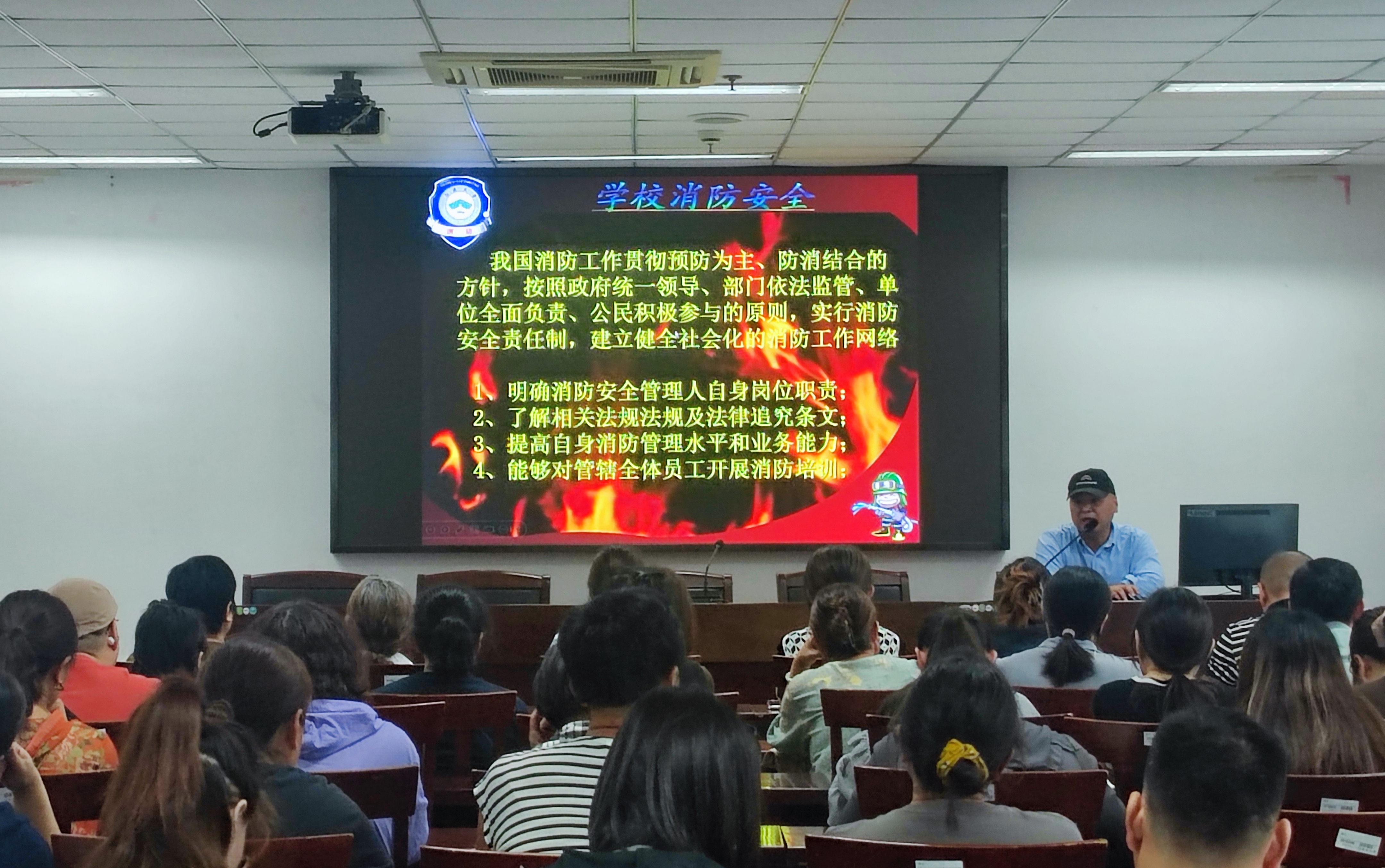 物业服务中心开展2026年安全生产月专项培训及应急演练